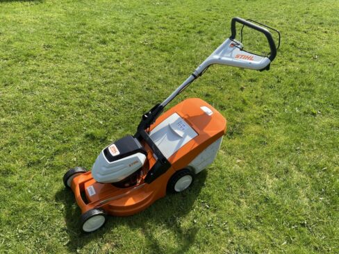 Review: Stihl RMA 448 TC cordless battery lawn mower with Stihl Connect ...
